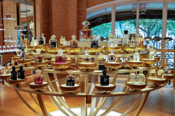 What Is The Perfume Pyramid? Fragrance Composition & Life-Cycle