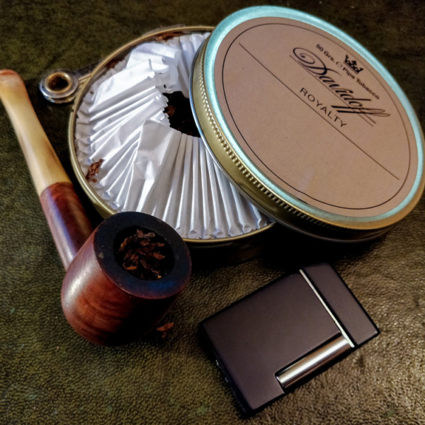 Davidoff Royalty Mixture Pipe Tobacco Review: A Regal English Blend