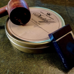 Davidoff Royalty Mixture Pipe Tobacco Review: A Regal English Blend