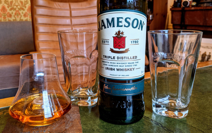 Wonderful World Of Whisky: Pour, Serve & Enjoy! #1 Whisky Guide