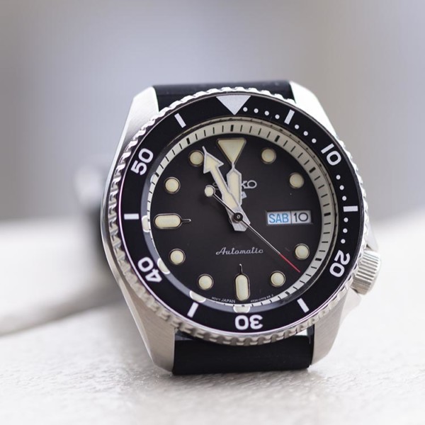 Seiko SRPD95 Review: All The Specs Of This Gray-Dial, Steel Case Watch