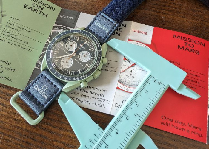 Unboxing The Omega MoonSwatch Earth: Mint Green Bioceramic