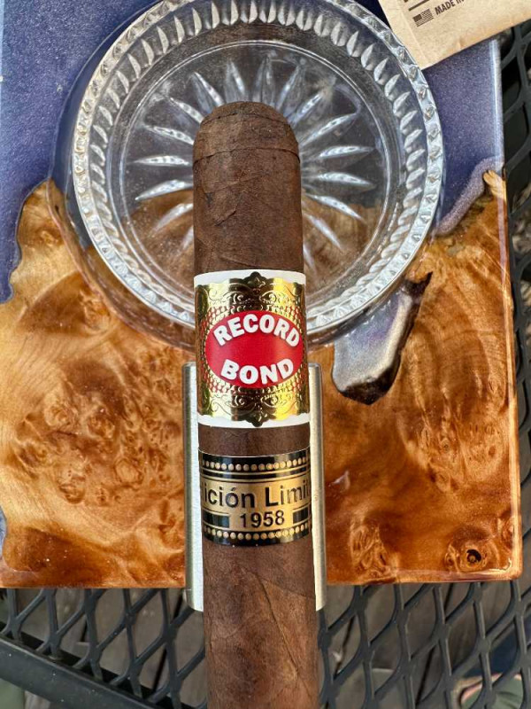 Record Bond Edición Limitada Cigar Review