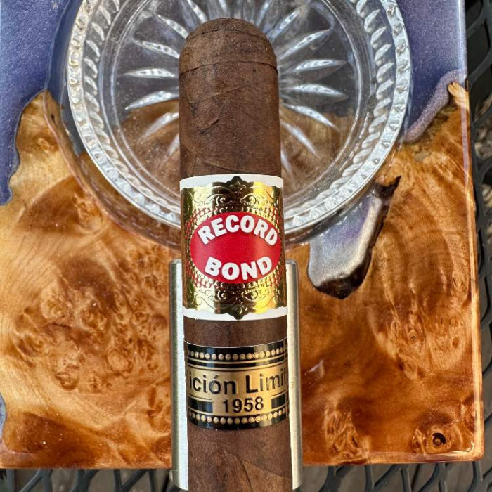Record Bond Edición Limitada Cigar Review